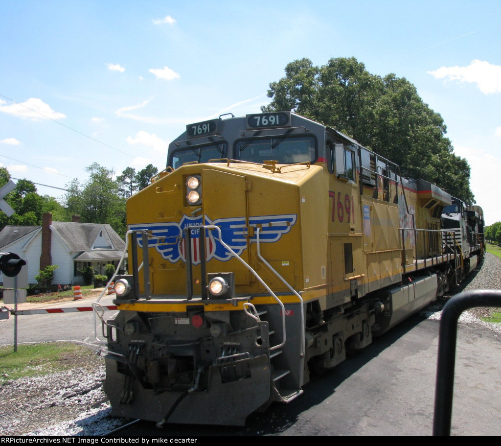 UP 7691 Leading NS 214